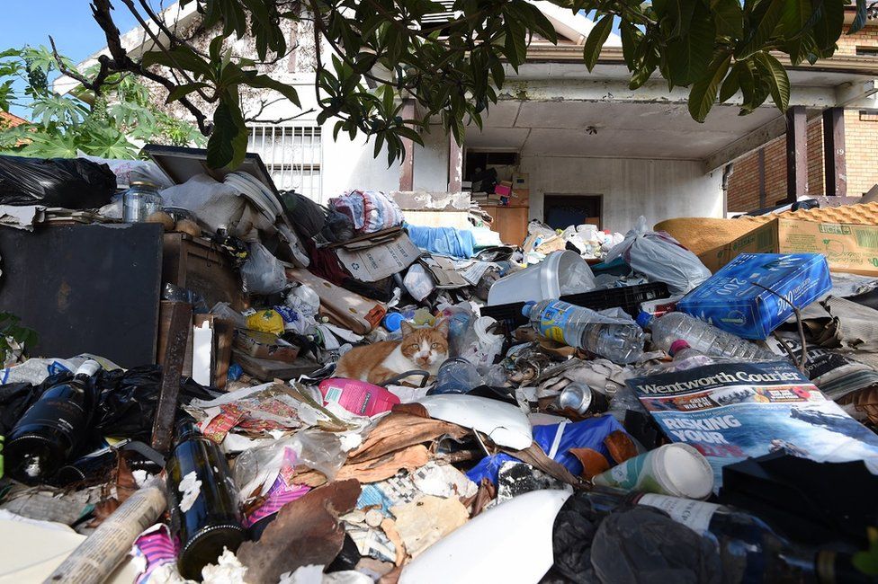 End of days for junk house of Bondi Beach - BBC News