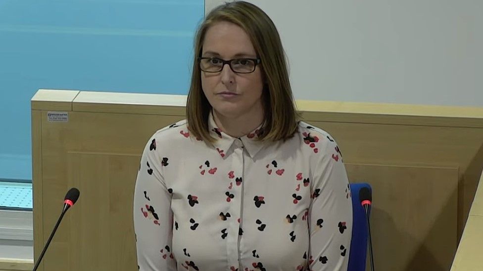 Manchester Arena Inquiry: Paramedic 'struggled to cope' - BBC News