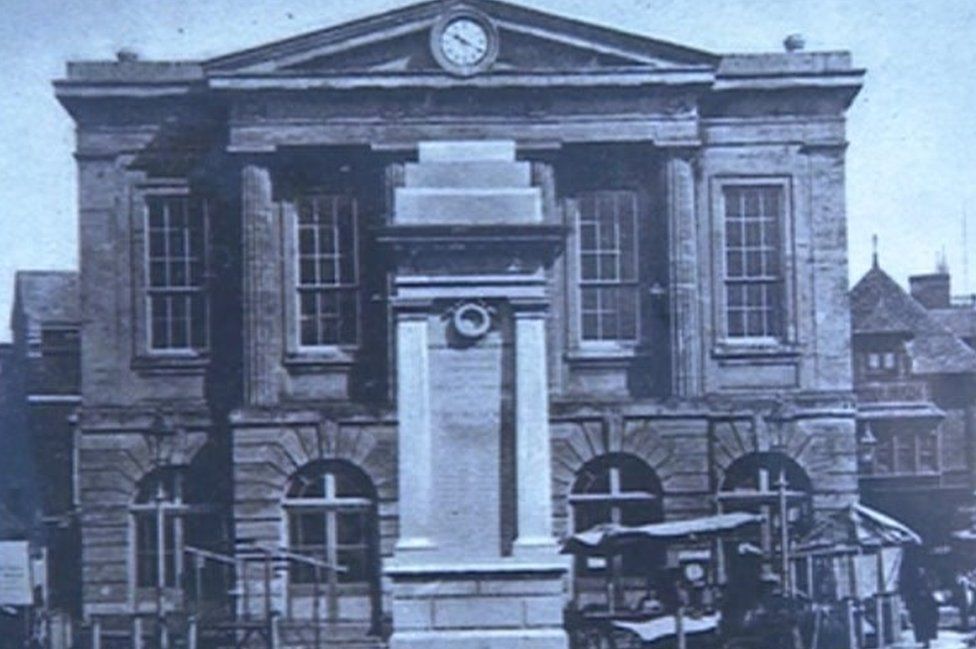 Dispute over Andover war memorial's location - BBC News