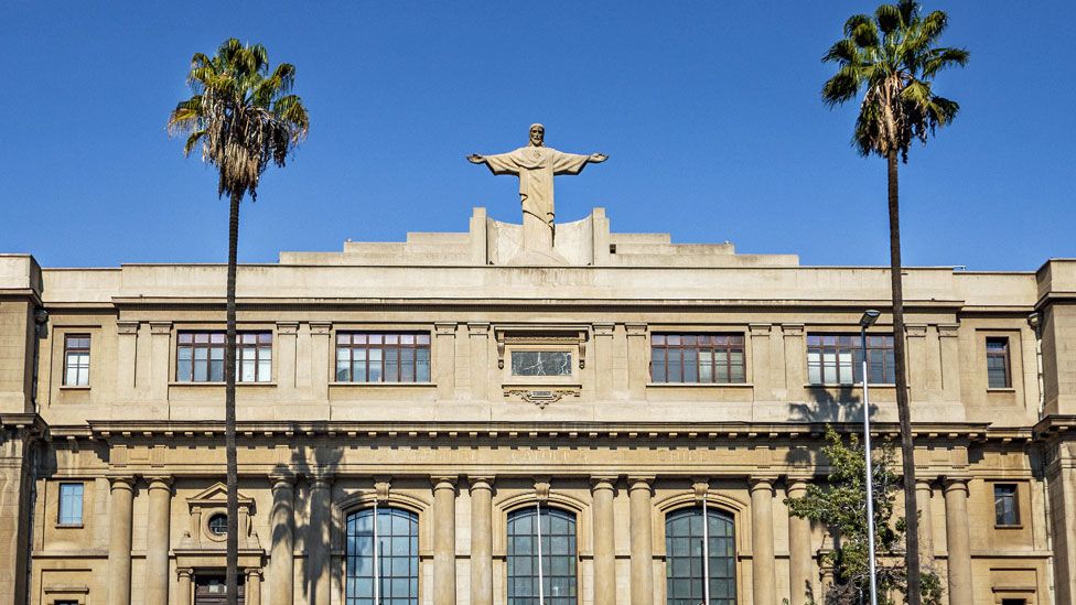 Students save on fees, but Chile's universities struggle - BBC News