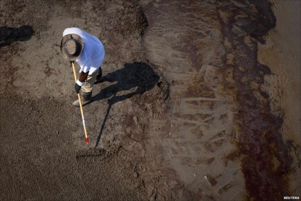 In pictures: Oil spill continues - BBC News