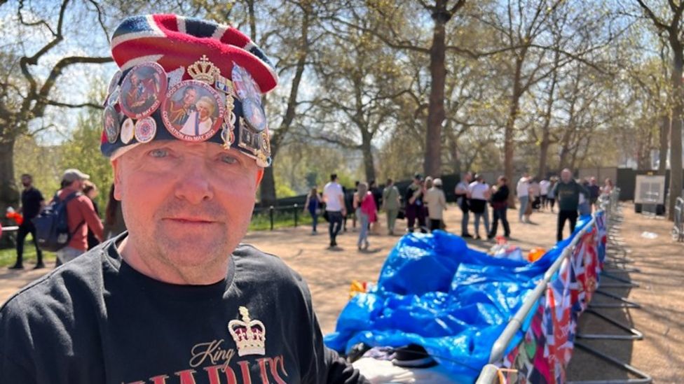 King's Coronation: Five friends camping out for days on the Mall - BBC News