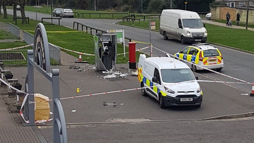 'Explosion' heard in Huntingdon cash machine 'robbery' - BBC News