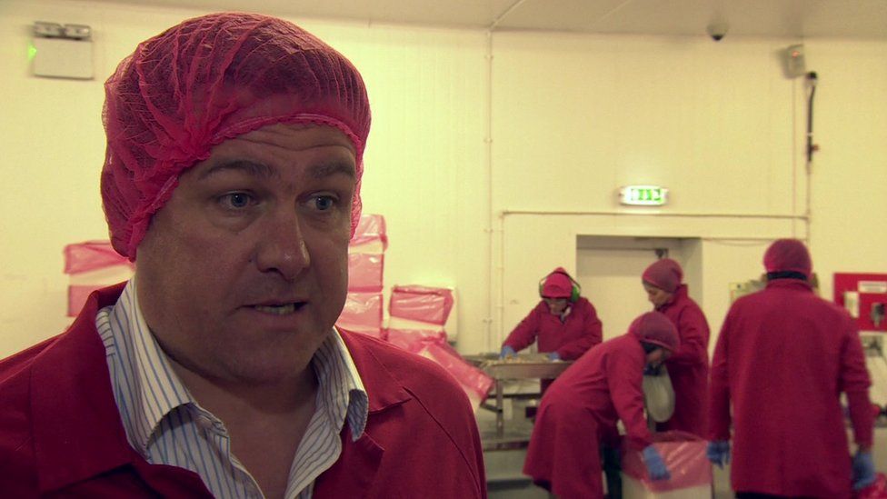 EU exit debate splits opinion in Fleetwood fishing town - BBC News