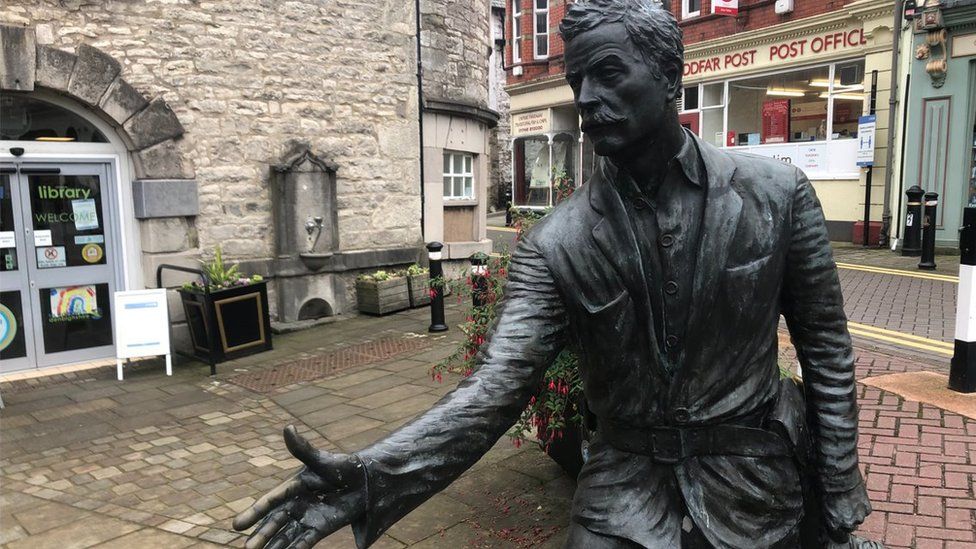 Cerflun dadleuol HM Stanley i aros yn Ninbych yn dilyn pleidlais - BBC ...