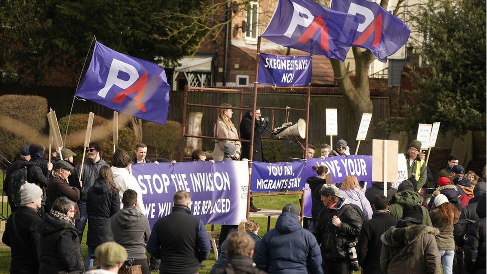 Skegness anti-asylum protest passes off peacefully - BBC News
