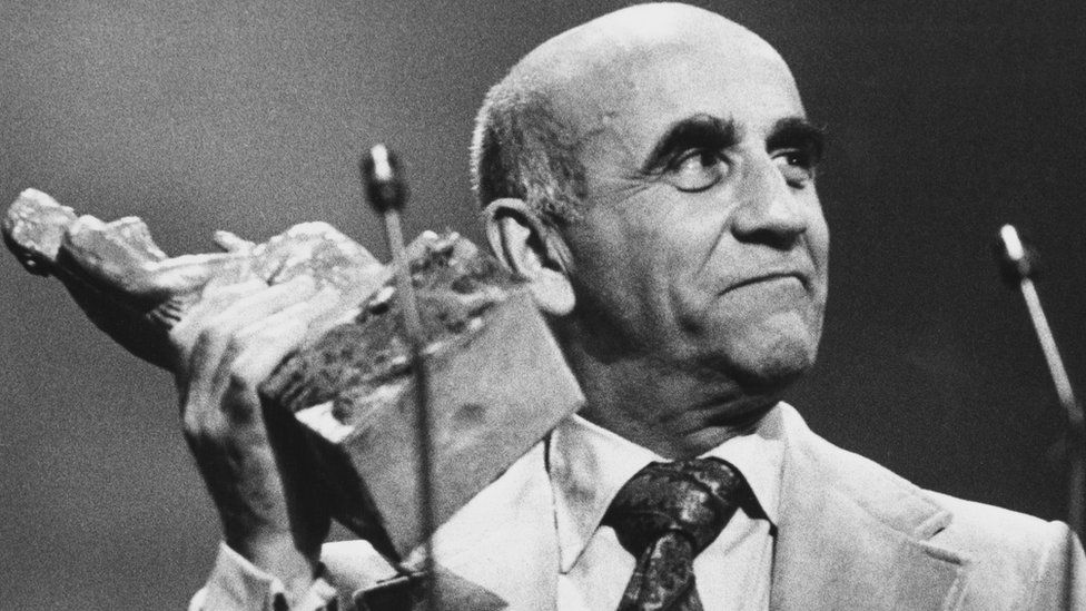 Warren Mitchell's career in pictures - BBC News