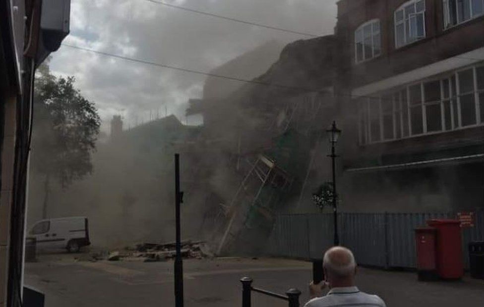 Nuneaton: Wall collapses at former Co-op - BBC News