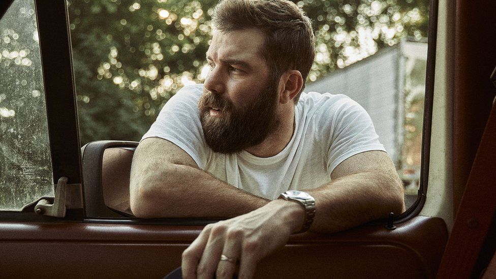 Country music singer Davis wants to combat negativity - BBC News