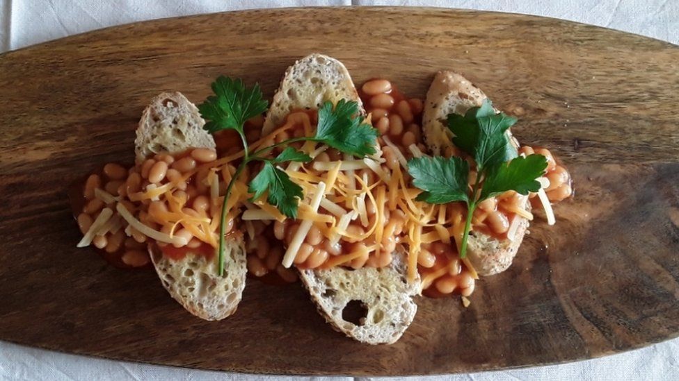 Frome College pupils make beans on toast 'fine dining' dishes - BBC News