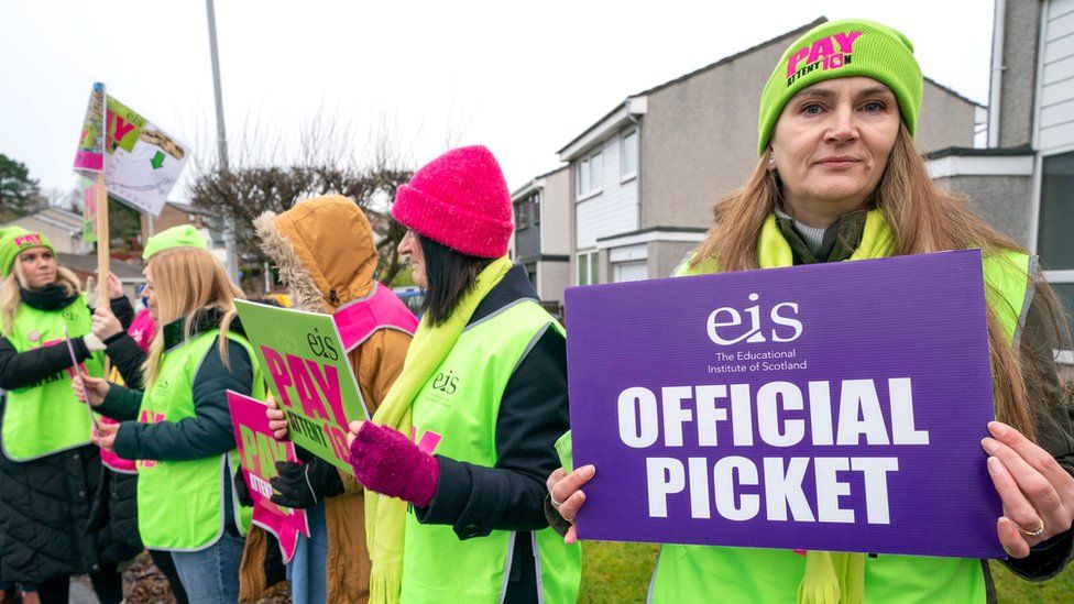 School strike: EIS announces dates for 20-day rolling strike - BBC News