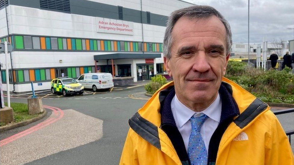 'Heriau sylweddol' yn wynebu adran frys Ysbyty Glan Clwyd - BBC Cymru Fyw