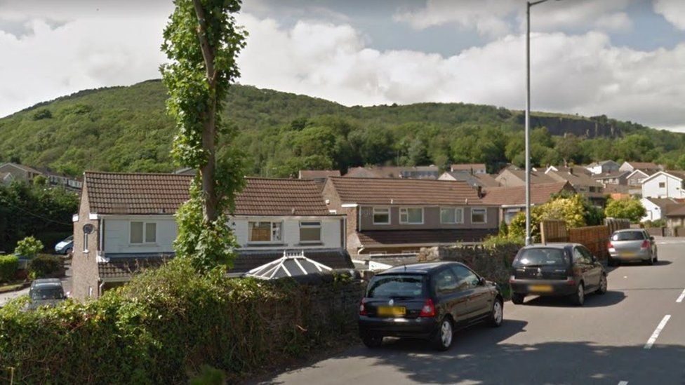 Welsh street sign puts Scottish Highlands in Skewen - BBC News