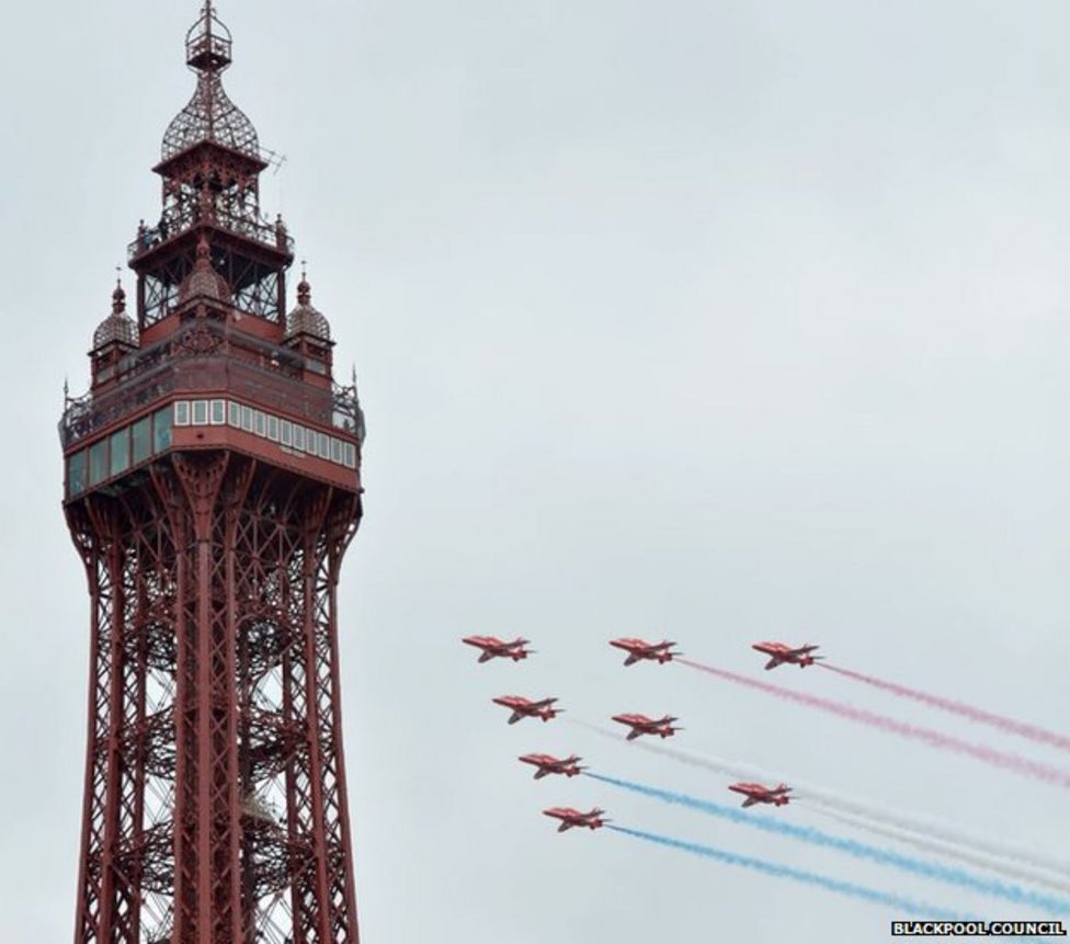 In pictures: Blackpool Air Show 2015 - BBC News