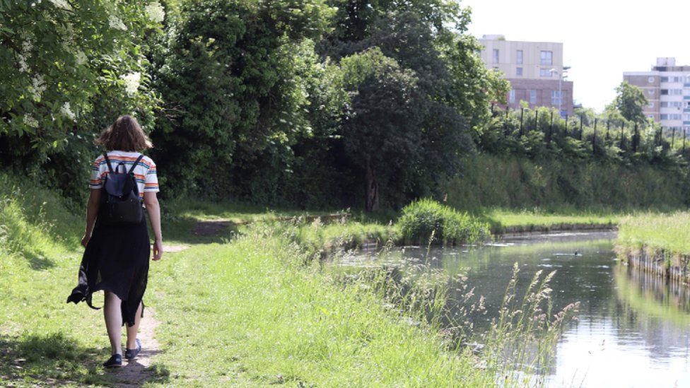 Ramblers call for Greater Manchester green walking routes - BBC News