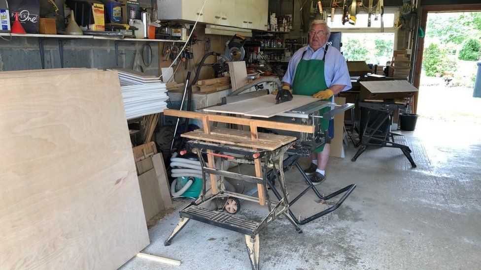 BBC Springwatch: Chris Packham hails maker of 27,000 swift boxes - BBC News