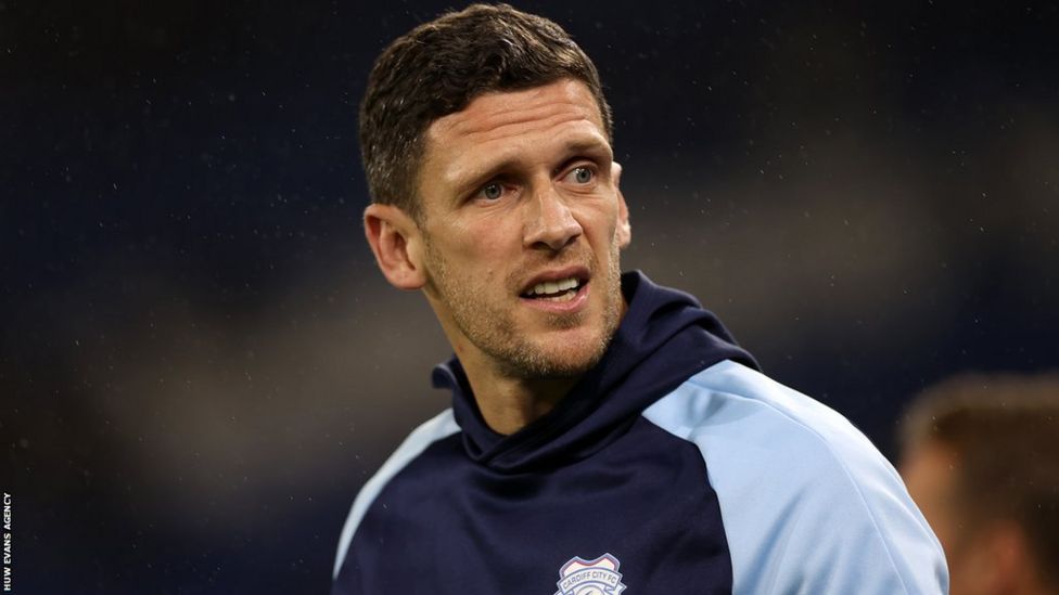 Cardiff City sack manager Mark Hudson - BBC Sport