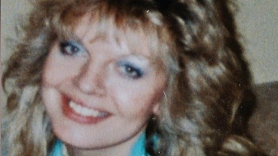 Shani Warren: Man jailed for life over body-in-lake murder - BBC News