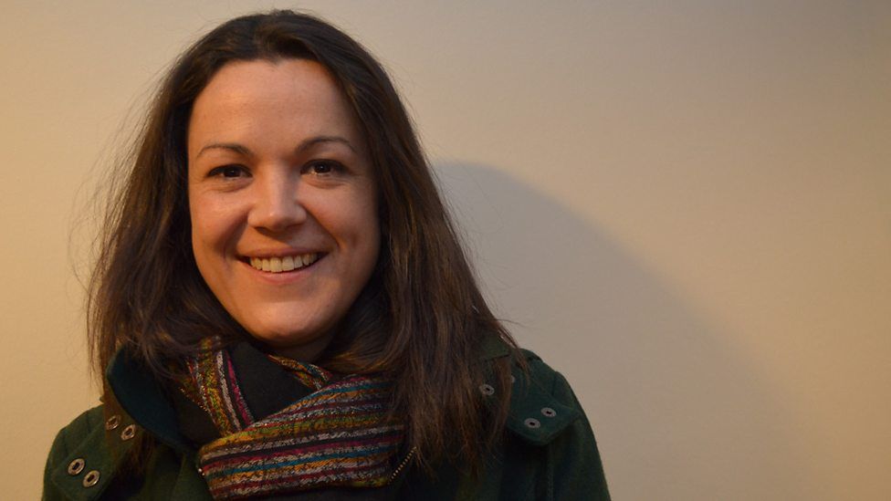 Artist yn arddangos gwaith gwydr yn Fenis - BBC Cymru Fyw