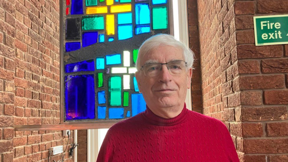 Cartref newydd i ffenestri lliw cerflunydd o fri - BBC Cymru Fyw