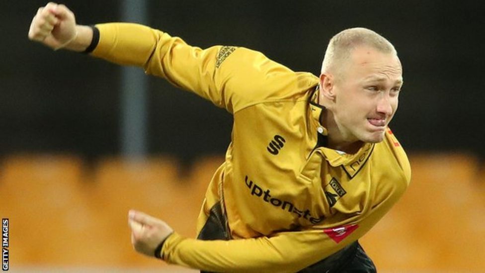 Callum Parkinson: Leicestershire spinner extends contract and takes on ...