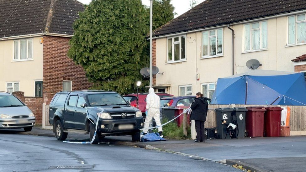 Reading stabbing: Three arrested on suspicion of murder - BBC News