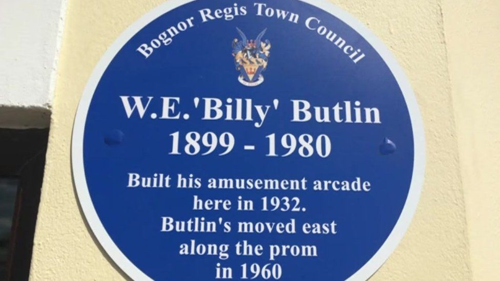Billy Butlin remembered with Bognor Regis blue plaque - BBC News