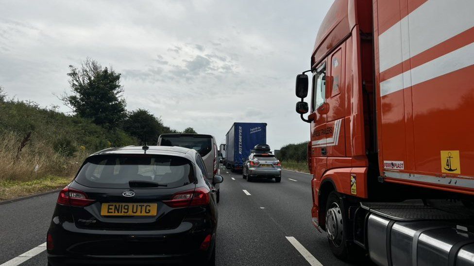M20 closure causes huge tailbacks towards coast - BBC News