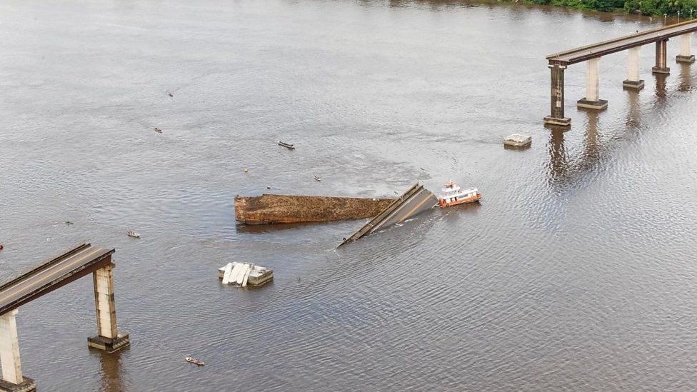 Brazil bridge collapses in Pará state after ferryboat crash - BBC News