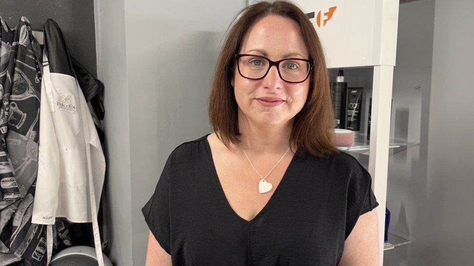 Cymuned Pwllheli yn casglu blaendal i brynu gwesty mewn 12 awr - BBC ...