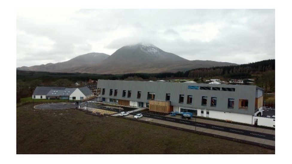 Dreuchdan bàna nan trioblaid san Eilean Sgitheanach - Naidheachdan a' BhBC