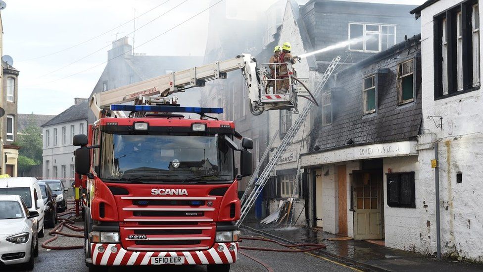 Homes evacuated after fire at former hotel in Perth - BBC News