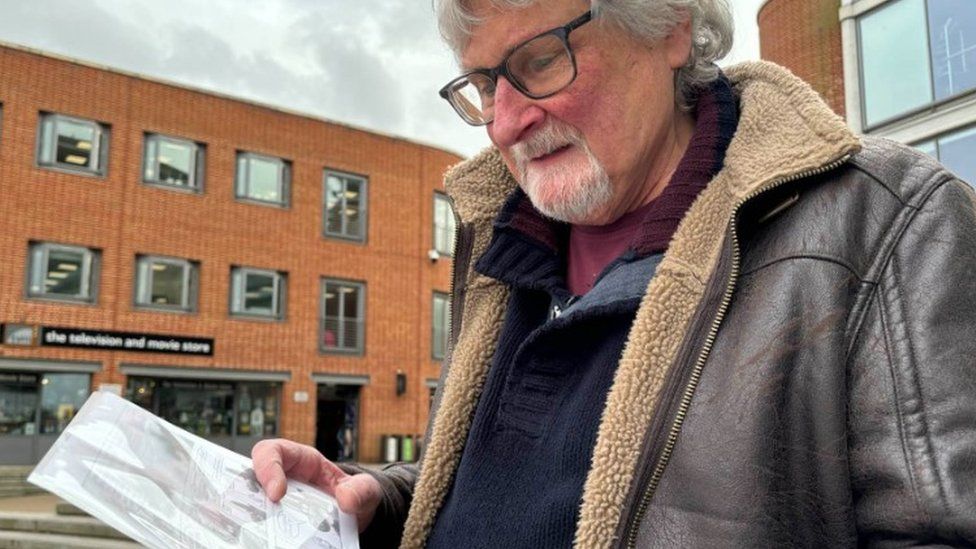 Artist draws last 'Mere Quacks' cartoon for Diss newspaper - BBC News