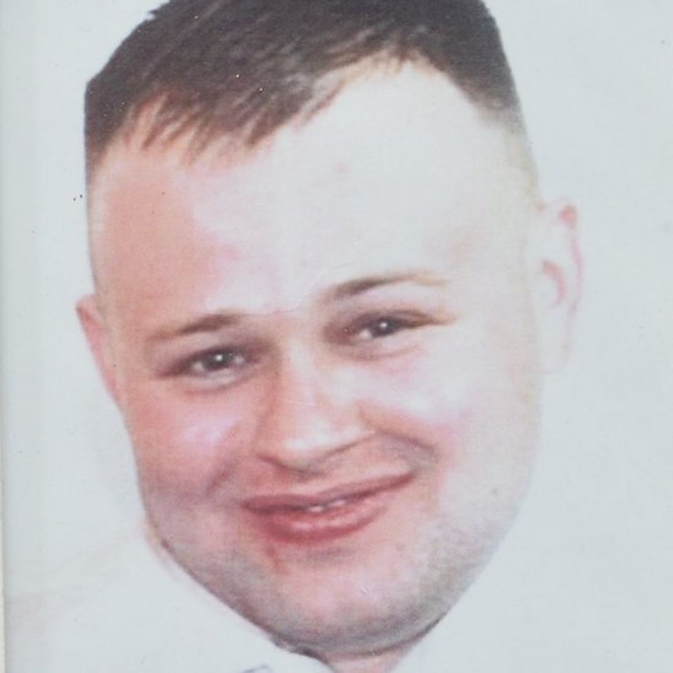 Stephen Carson murder: Two men deny charges - BBC News