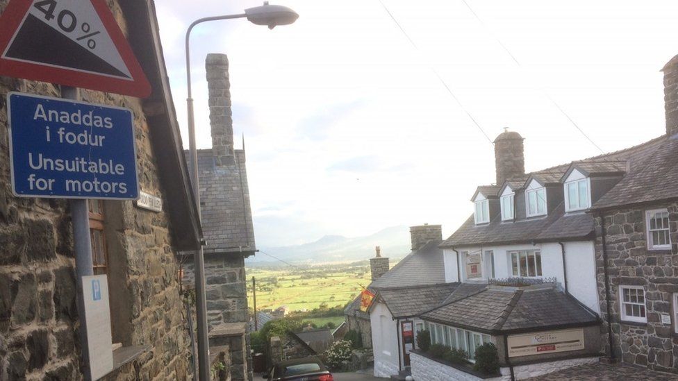 Guinness World Records: Harlech street could be world's steepest - BBC News