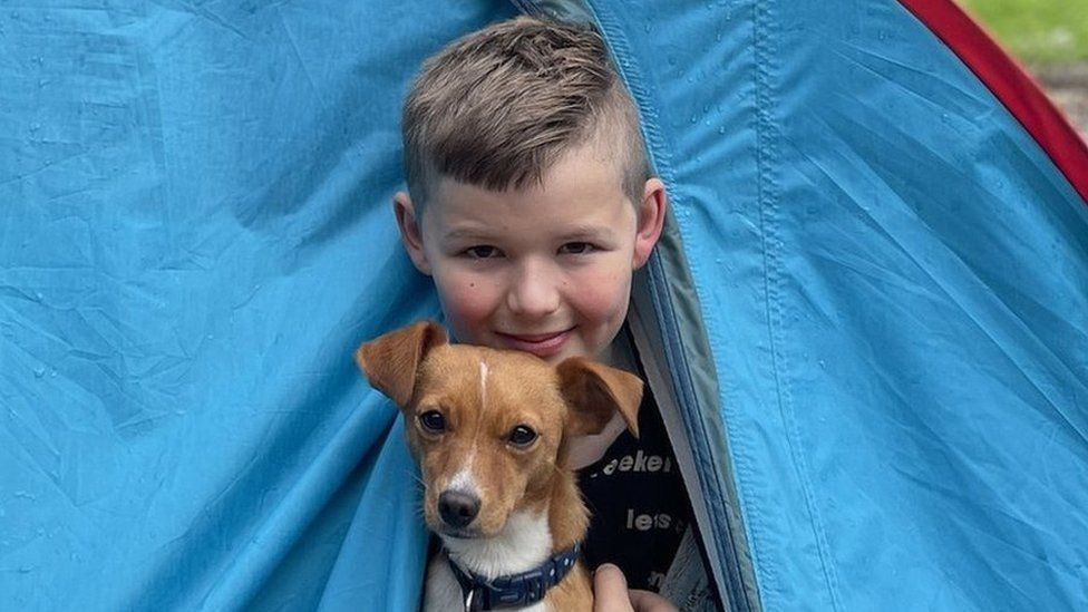 Leeds boy, 13, sleeps in tent for a year for homeless charity - BBC News