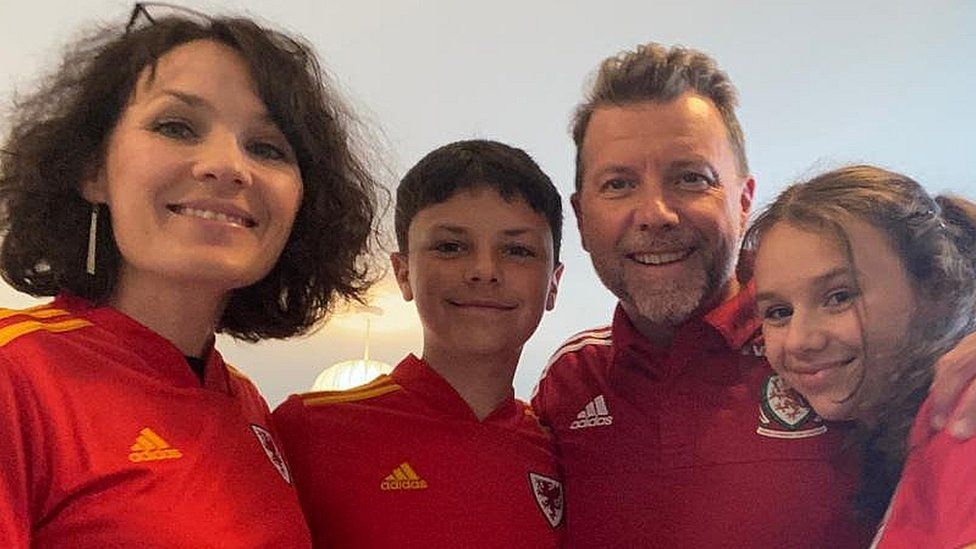 'Cartrefu mam a mab o Wcráin wedi cyfoethogi'n bywyd' - BBC Cymru Fyw