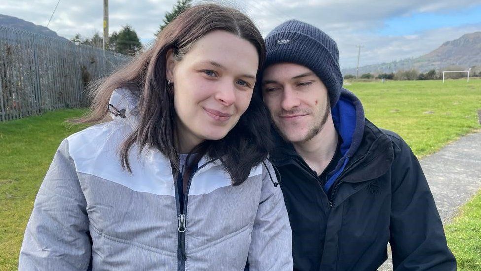 Ymateb llywodraeth i adroddiad gofal yn 'siomedig' - BBC Cymru Fyw