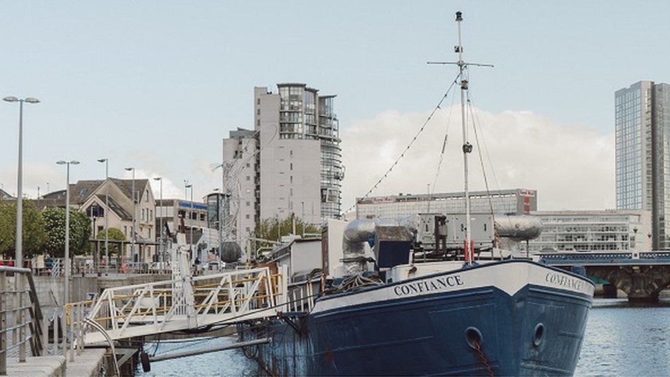 Belfast Barge: The quirky arts venue moored on the River Lagan - BBC News