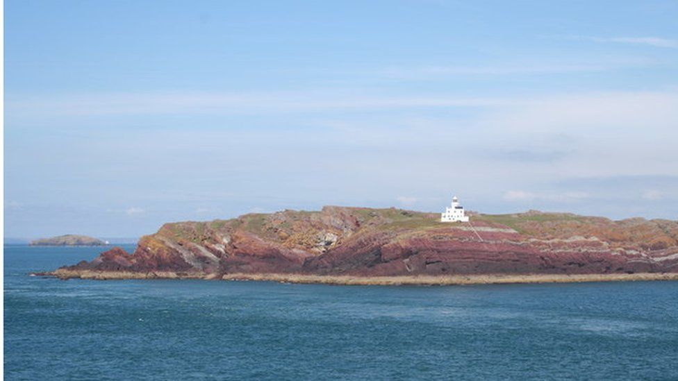 Skokholm Island: Prehistoric tool found down rabbit hole - BBC News