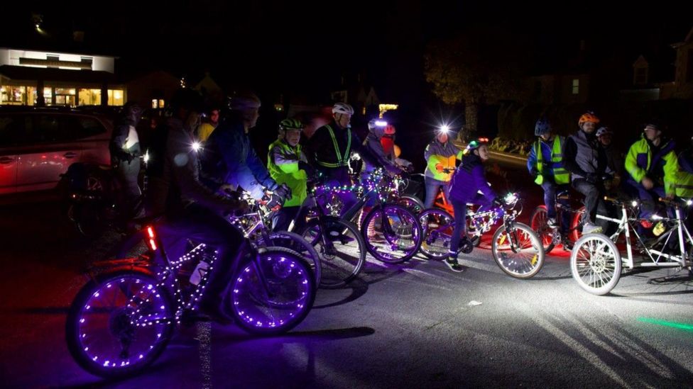 Guernsey night bike ride to promote road safety - BBC News