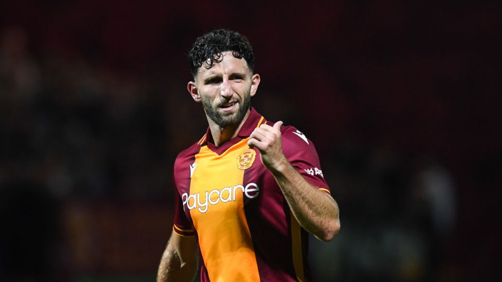 Defender Rickie Lamie follows midfielder Mo Sylla to Dundee - BBC Sport