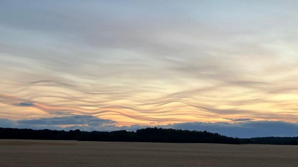 Smoke from huge wildfires seen in night skies over Scotland - BBC News