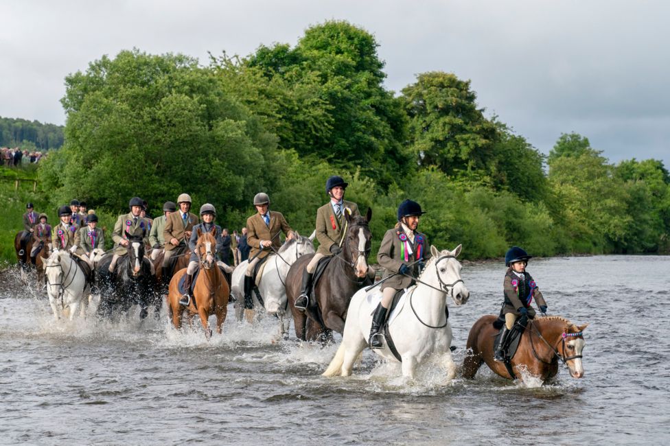 In pictures: River fording at Selkirk Common Riding - BBC News