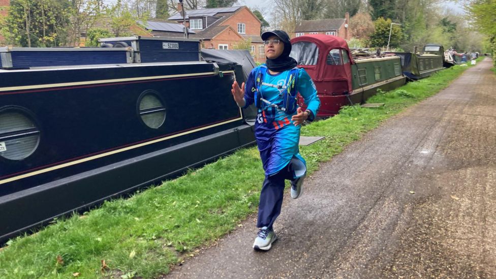 London Marathon: Luton GP running to start mental health service - BBC News