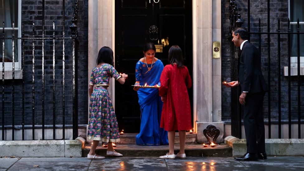 Moving into Downing Street: life behind the iconic black door - BBC News