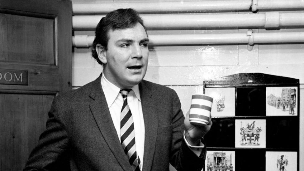 Businessman Sir Anthony O'Reilly dies after short illness - BBC News