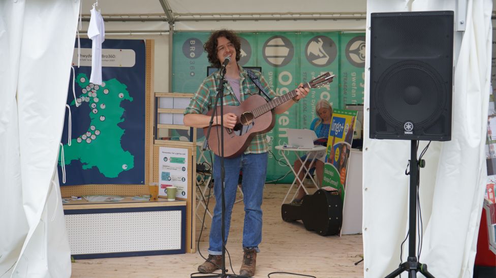 Dydd Mawrth: Eisteddfod Llŷn ac Eifionydd - BBC Cymru Fyw