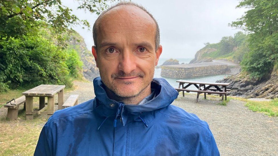 Tywydd eithafol yn her gynyddol i fyd amaeth Cymru - BBC Cymru Fyw