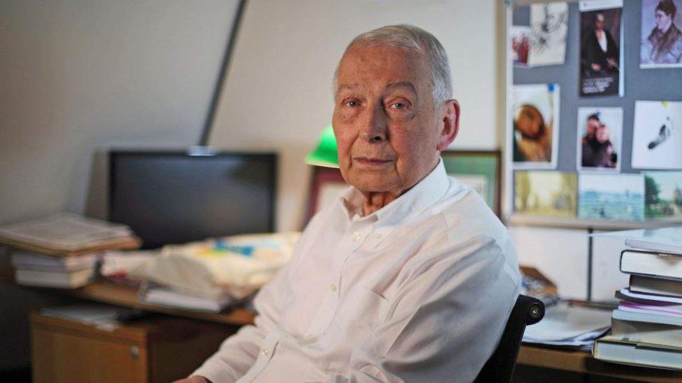 Memorial held for Birkenhead champion Frank Field - BBC News